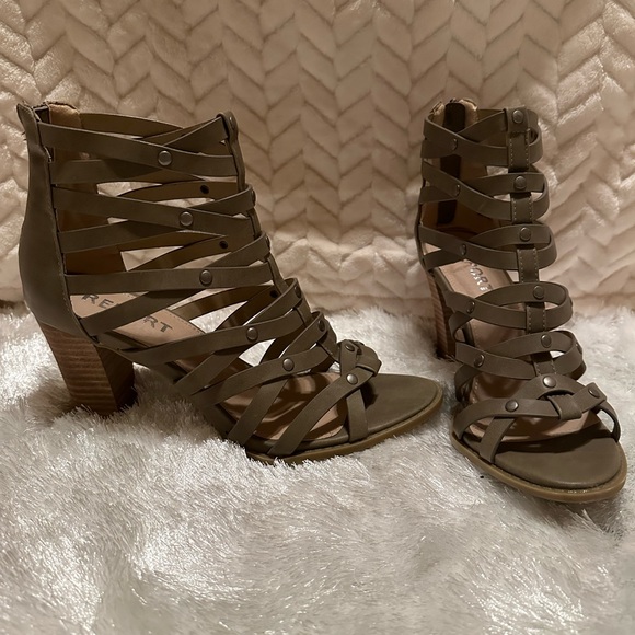 Report | Shoes | Report Reeta Size 9 Olive Green Sandal 4 Inch Heels ...